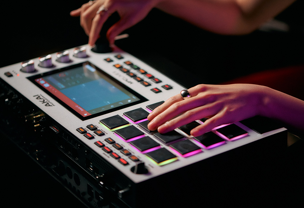 MPCを抱えて颯爽と現れた、Female FIPPER：MPC GIRL USAGI